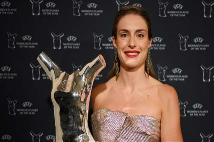 أليكسيا بوتياس لاعبة برشلونة تفوز بجائزة أفضل لاعبة في أوروبا يلاكورة