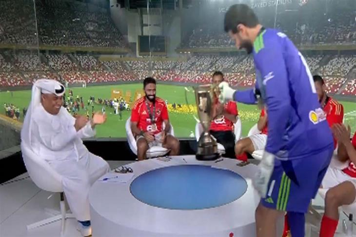 محمد الشناوي يدخل استوديو أبو ظبي حاملاّ كأس السوبر على الهواء يلاكورة