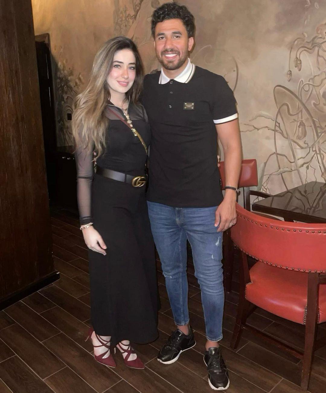 اللاعب تنبأ أن تكون وزيرة.. من هي روان عمر زوجة محمود تريزيجيه؟