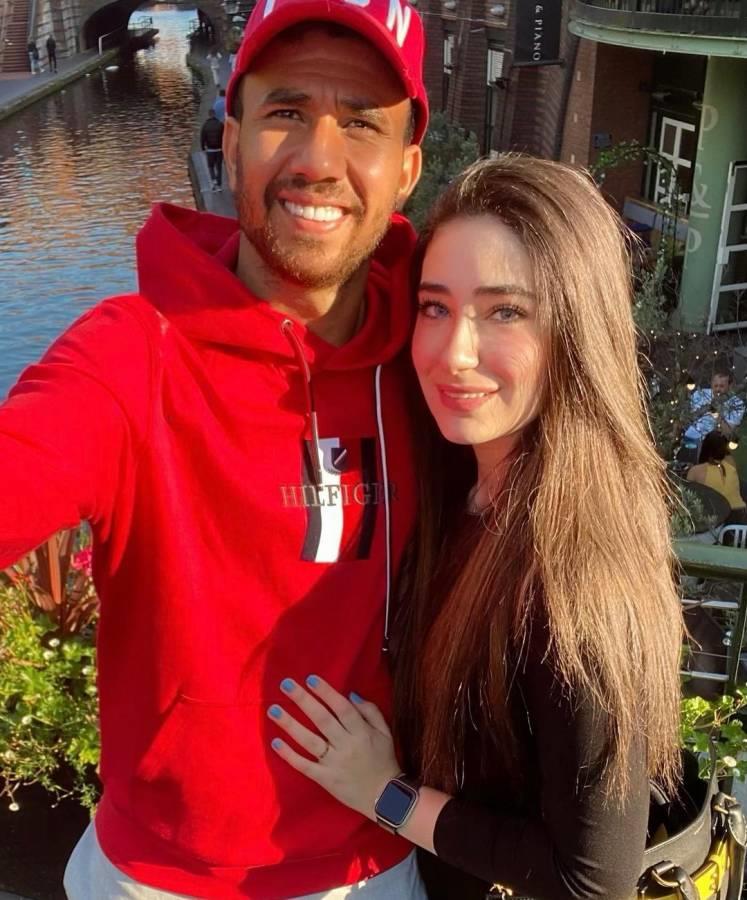 اللاعب تنبأ أن تكون وزيرة.. من هي روان عمر زوجة محمود تريزيجيه؟