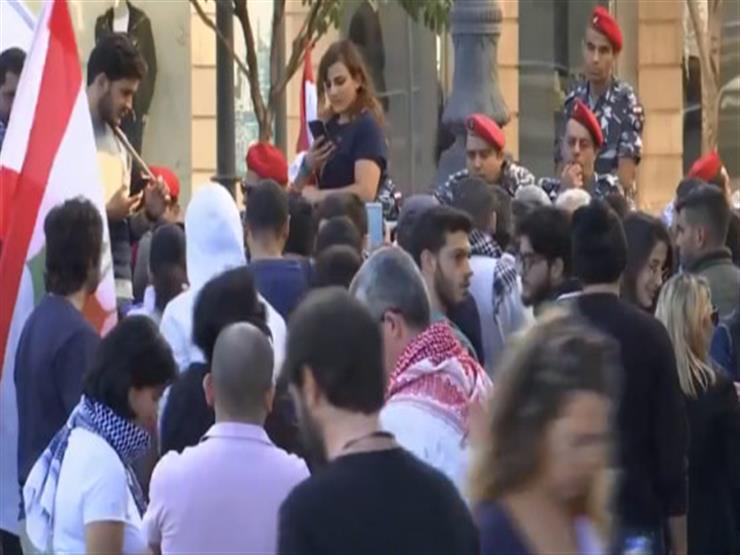 محتجون لبنانيون يقطعون الطرقات بسبب تردي الأوضاع المعيشية مصراوى