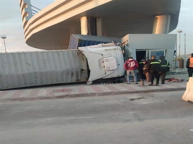 التحفظ على سائق تريلا اصطدم بغرفة تحصيل كارتة أكتوبر أعلى مصراوى