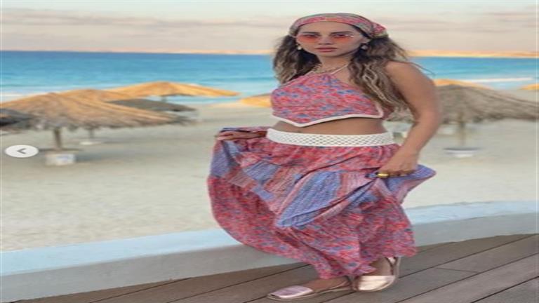 Pictures| Yasmine Rais in front of the sea .. and the audience ...