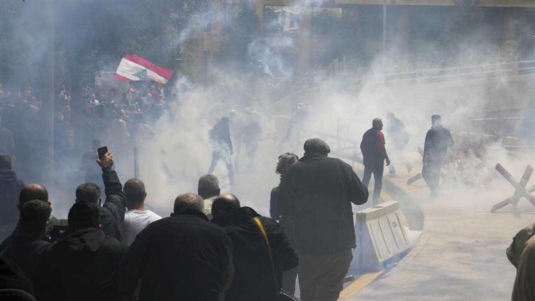 لبنانيون يحتجون على تدهور الأوضاع المعيشية مصراوى