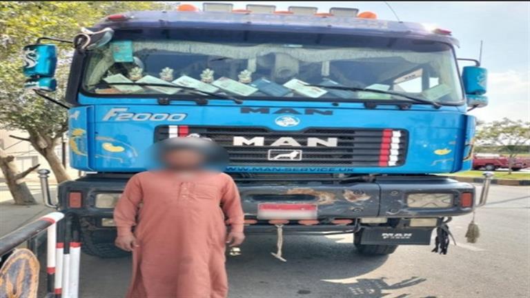 رعونة سائق تريلا تخرج مشهدًا صادما على الطريق بأكتوبر مصراوى