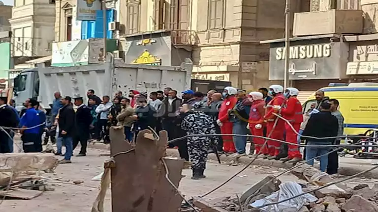 8 cadáveres, cortes de electricidad y gas tras el derrumbe de la ...